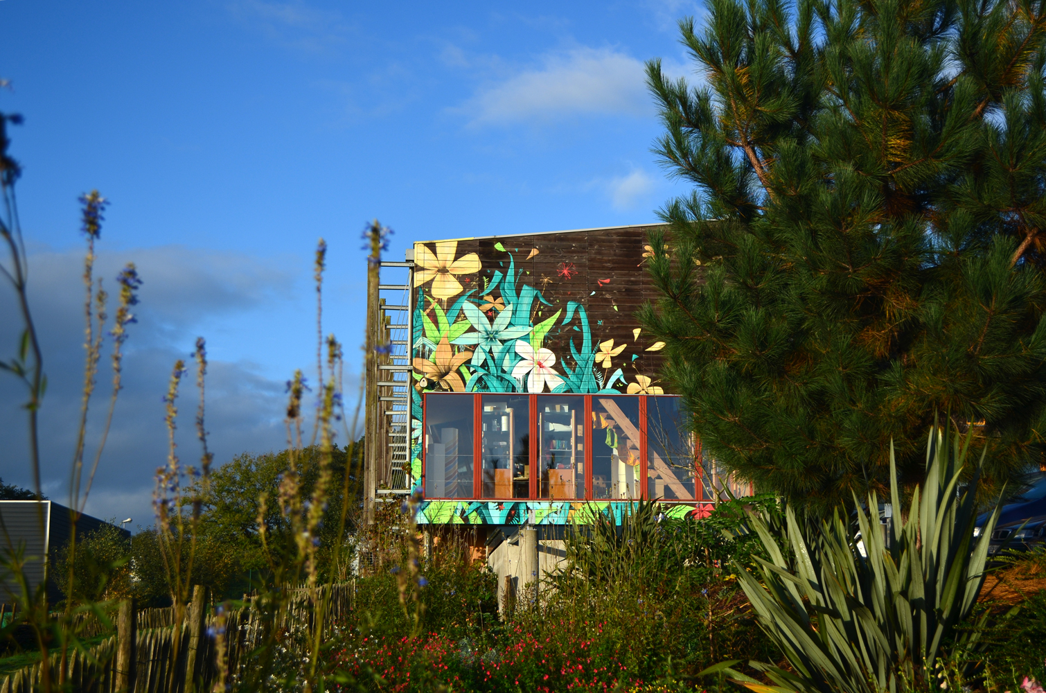 MIKA /// "Rescue in a sea of flowers" chez Ecodis - Saint-Nolff